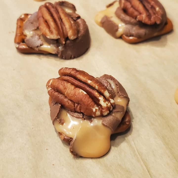 How to make 3 ingredient Rolo Pretzel Turtles Recipe {Video}