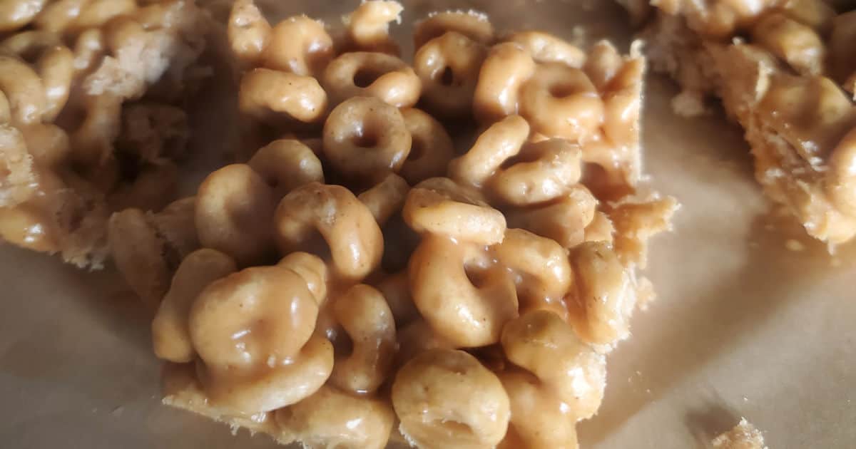 3 Ingredient Peanut Butter Cheerio Bars Recipe {Video} - Tammilee Tips