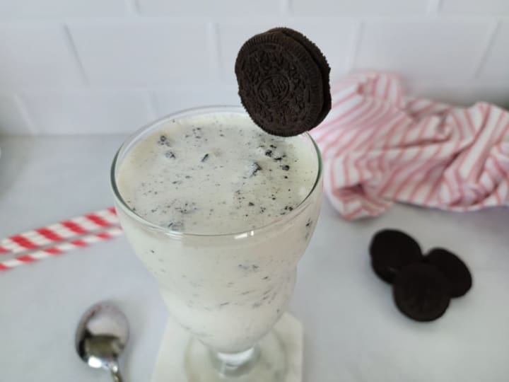 How to make Oreo Milkshake Recipe - Tammilee Tips