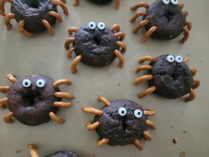 Easy Spider Donuts (Halloween Treat) - Tammilee Tips