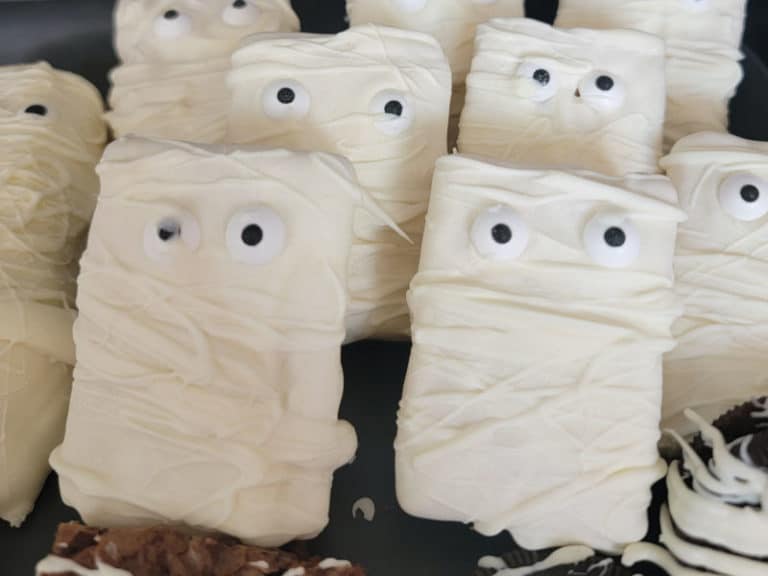 Mummy Rice Krispie Treats (Spooky Treat) - Tammilee Tips