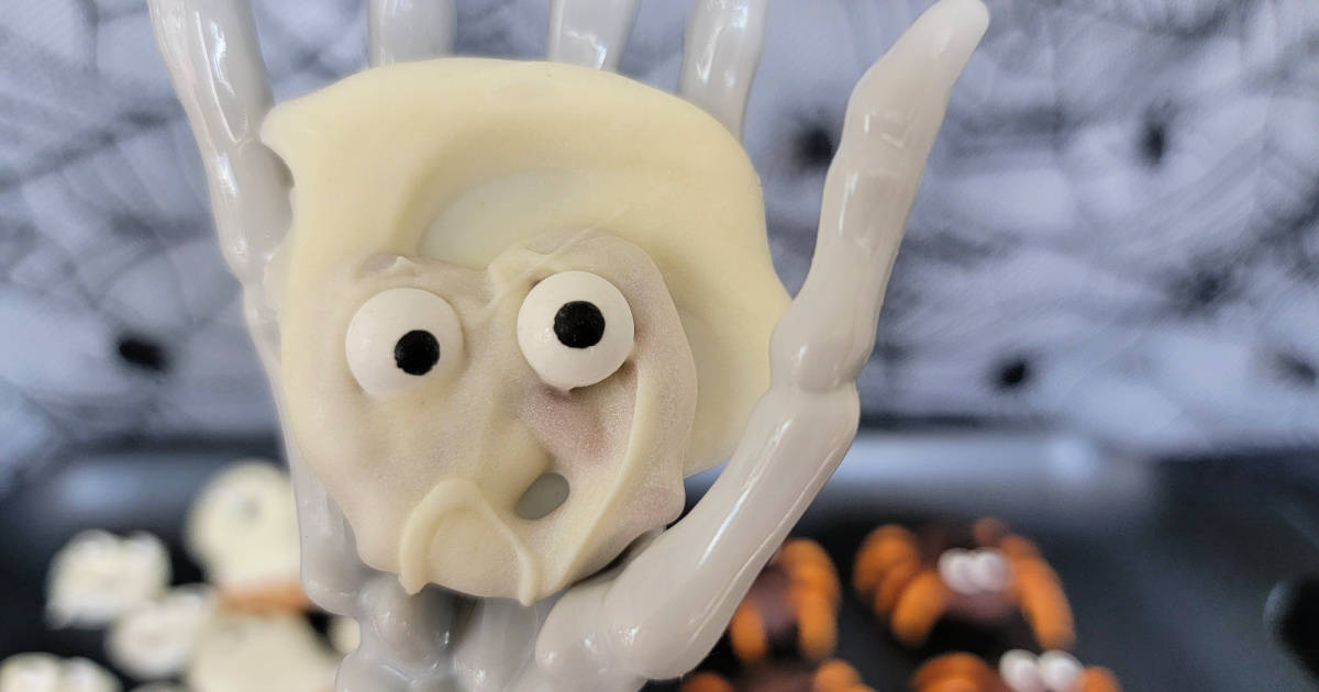 3 Ingredient White Chocolate Ghost Pretzels - Tammilee Tips