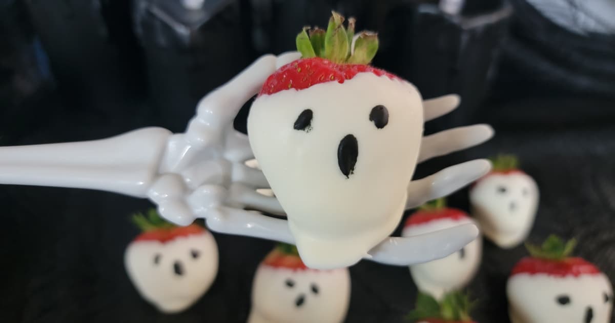 Easy Ghost Strawberry perfect for Halloween! - Tammilee Tips