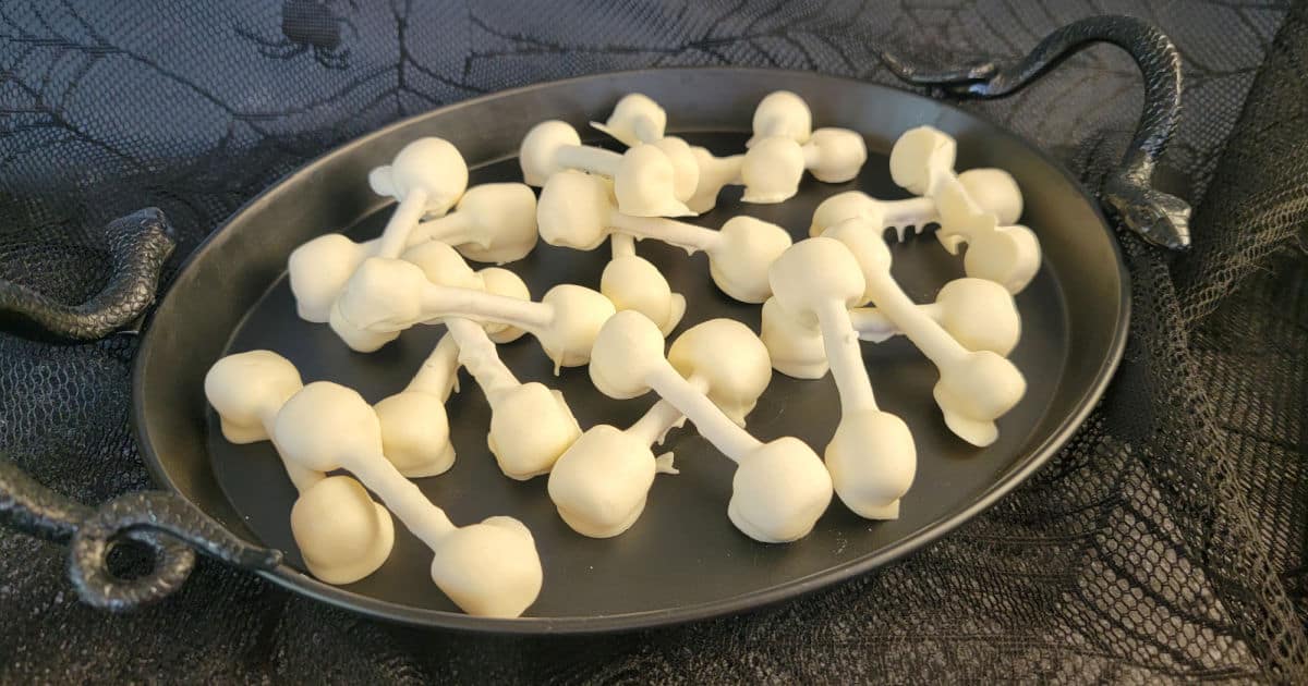 Pretzel Bones (Fun and Easy Halloween Treat) - Tammilee Tips