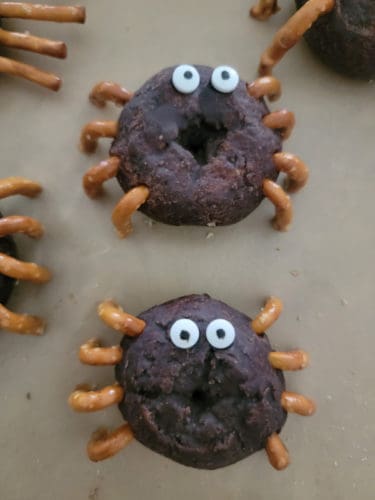 Easy Spider Donuts (Halloween Treat) - Tammilee Tips
